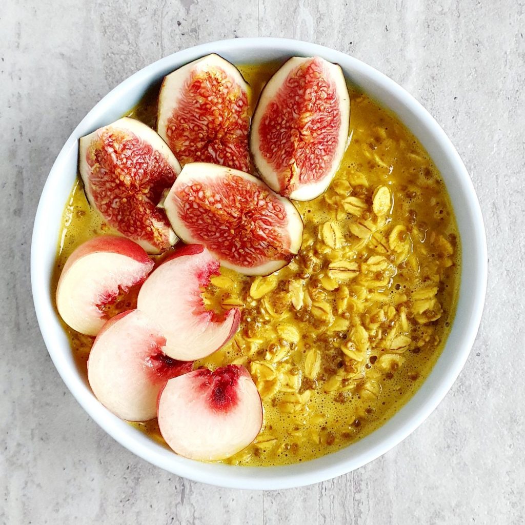 Migdałowa owsianka z chia i kurkumą | littlehungrylady.pl